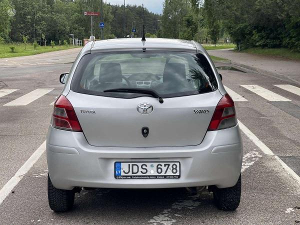 Grey Toyota Yaris 2010 in Vilnius, with an engine capacity of 1.36 L and mileage of 442 thousand km for 2050 €, photo 4 on AUTOMOTO.COM.LV