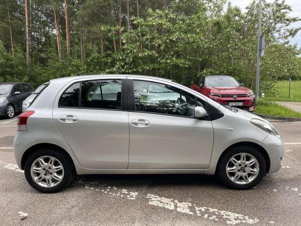 Grey Toyota Yaris 2010 in Vilnius, with an engine capacity of 1.36 L and mileage of 442 thousand km for 2050 €, photo 6 on AUTOMOTO.COM.LV