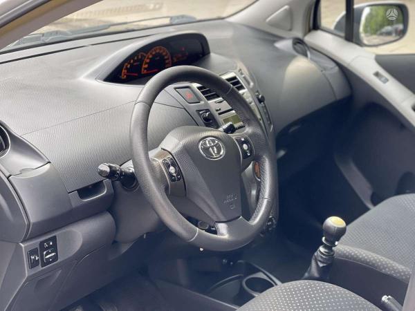 Grey Toyota Yaris 2010 in Vilnius, with an engine capacity of 1.36 L and mileage of 442 thousand km for 2050 €, photo 9 on AUTOMOTO.COM.LV