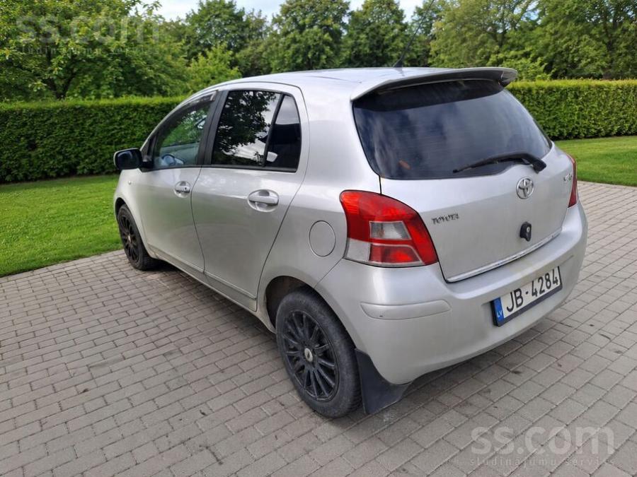 Pelēks Toyota Yaris 2010 Jelgava, ar dzinēja tilpumu 1.40 L un nobraukumu 290 tūkst. km par 2100 €, foto 3 vietnē AUTOMOTO.COM.LV