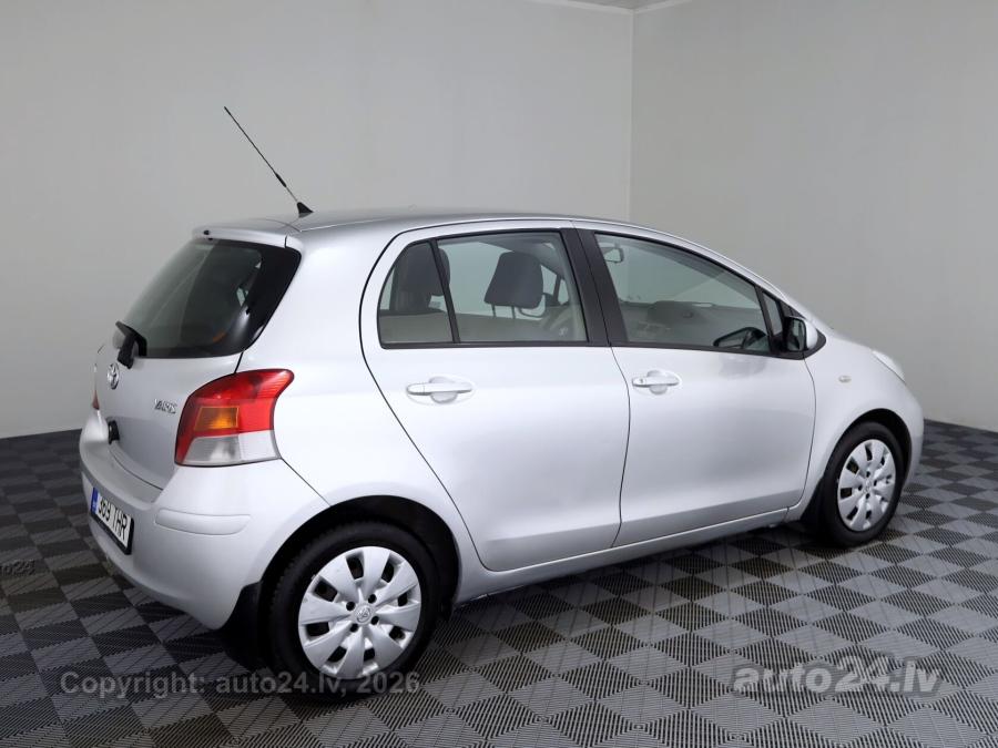 Pelēks Toyota Yaris 2010 Tallina, ar dzinēja tilpumu 1.30 L un nobraukumu 124 tūkst. km par 2499 €, foto 4 vietnē AUTOMOTO.COM.LV
