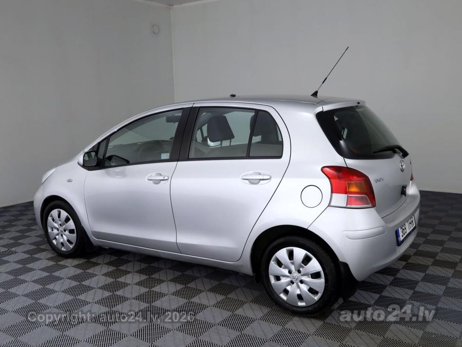 Pelēks Toyota Yaris 2010 Tallina, ar dzinēja tilpumu 1.30 L un nobraukumu 124 tūkst. km par 2499 €, foto 5 vietnē AUTOMOTO.COM.LV