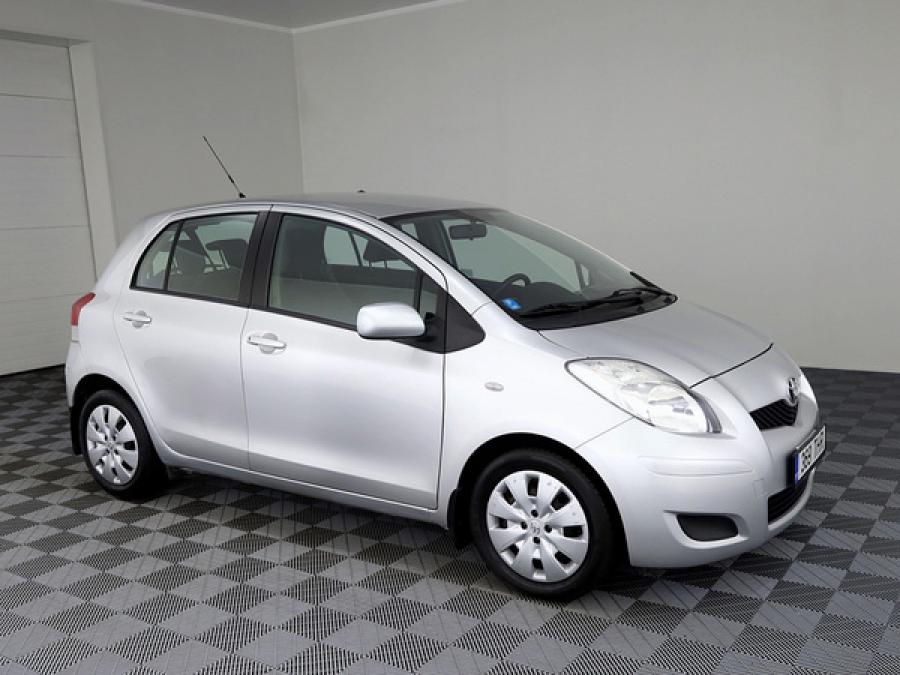 Pelēks Toyota Yaris 2010 Tallina, ar dzinēja tilpumu 1.30 L un nobraukumu 124 tūkst. km par 2499 €, foto 1 vietnē AUTOMOTO.COM.LV