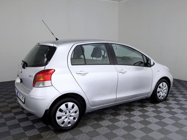 Pelēks Toyota Yaris 2010 Tallina, ar dzinēja tilpumu 1.30 L un nobraukumu 124 tūkst. km par 2499 €, foto 4 vietnē AUTOMOTO.COM.LV