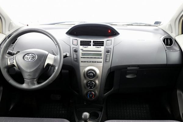 Pelēks Toyota Yaris 2010 Tallina, ar dzinēja tilpumu 1.30 L un nobraukumu 124 tūkst. km par 2499 €, foto 6 vietnē AUTOMOTO.COM.LV