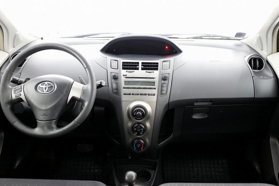 Pelēks Toyota Yaris 2010 Tallina, ar dzinēja tilpumu 1.30 L un nobraukumu 124 tūkst. km par 2499 €, foto 6 vietnē AUTOMOTO.COM.LV