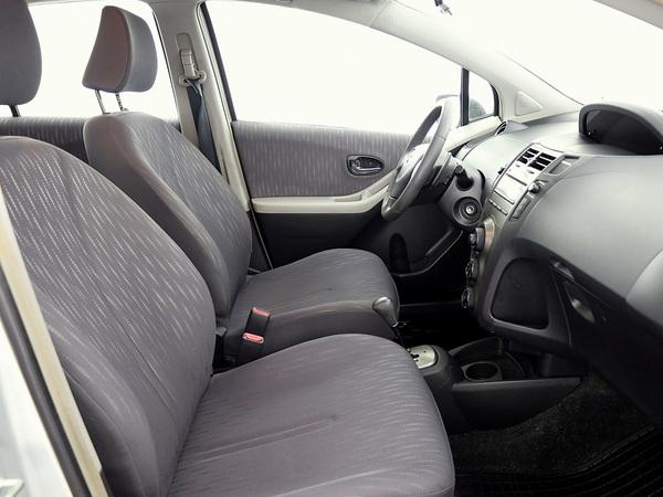 Pelēks Toyota Yaris 2010 Tallina, ar dzinēja tilpumu 1.30 L un nobraukumu 124 tūkst. km par 2499 €, foto 7 vietnē AUTOMOTO.COM.LV