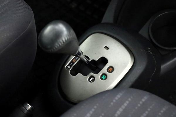 Pelēks Toyota Yaris 2010 Tallina, ar dzinēja tilpumu 1.30 L un nobraukumu 124 tūkst. km par 2499 €, foto 9 vietnē AUTOMOTO.COM.LV
