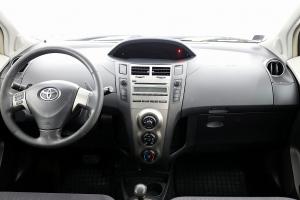 Pelēks Toyota Yaris 2010 Tallina, ar dzinēja tilpumu 1.30 L un nobraukumu 124 tūkst. km par 2499 €, foto 15 vietnē AUTOMOTO.COM.LV