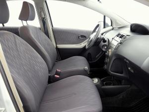 Pelēks Toyota Yaris 2010 Tallina, ar dzinēja tilpumu 1.30 L un nobraukumu 124 tūkst. km par 2499 €, foto 16 vietnē AUTOMOTO.COM.LV