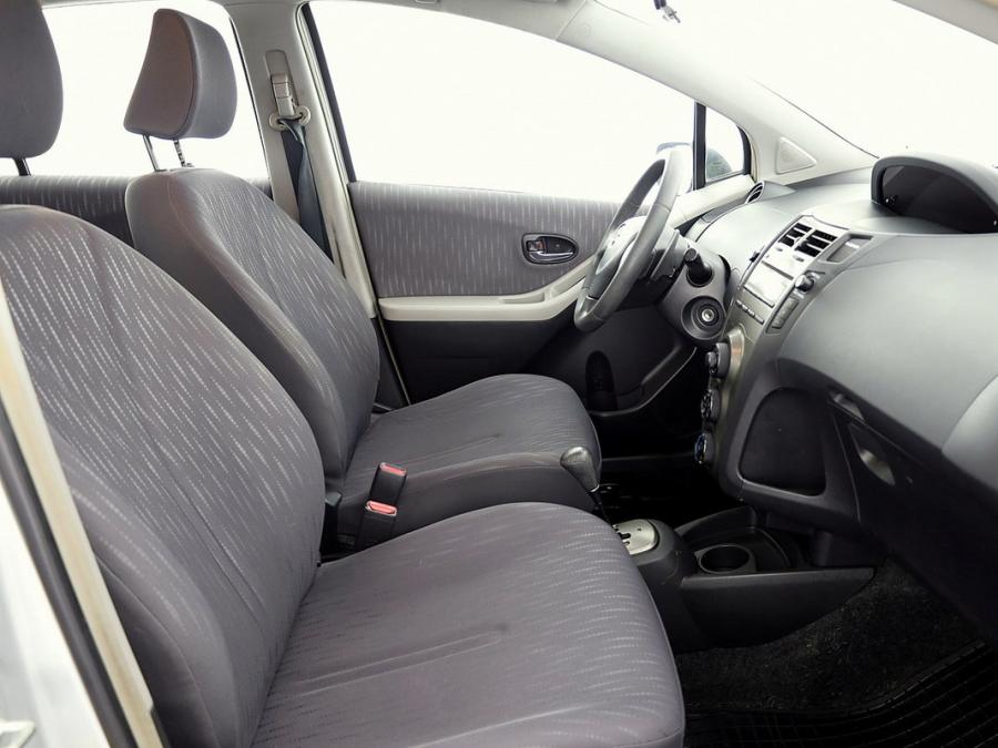 Pelēks Toyota Yaris 2010 Tallina, ar dzinēja tilpumu 1.30 L un nobraukumu 124 tūkst. km par 2499 €, foto 16 vietnē AUTOMOTO.COM.LV