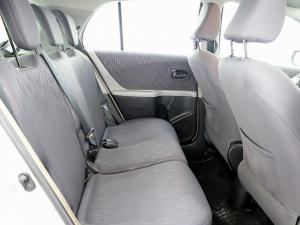 Pelēks Toyota Yaris 2010 Tallina, ar dzinēja tilpumu 1.30 L un nobraukumu 124 tūkst. km par 2499 €, foto 17 vietnē AUTOMOTO.COM.LV