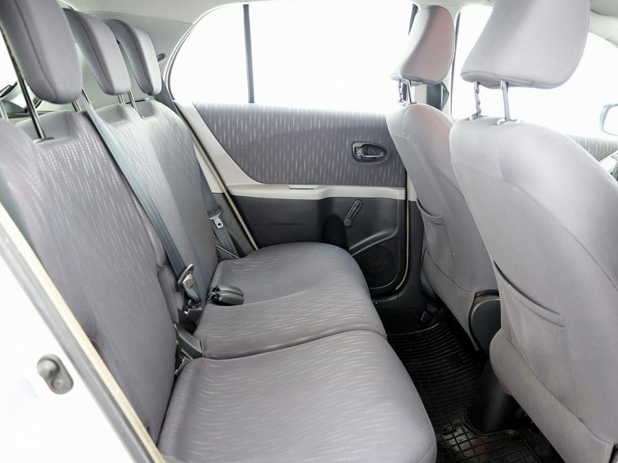 Pelēks Toyota Yaris 2010 Tallina, ar dzinēja tilpumu 1.30 L un nobraukumu 124 tūkst. km par 2499 €, foto 17 vietnē AUTOMOTO.COM.LV