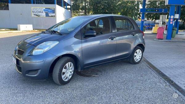 Toyota Yaris 2010 Marijampole vietnē Pelēks Toyota Yaris 2010 Marijampole, ar dzinēja tilpumu 1.00 L un nobraukumu 180 tūkst. km par 2650 €, foto 5 vietnē AUTOMOTO.COM.LV