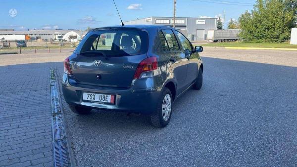 Toyota Yaris 2010 Marijampole vietnē Pelēks Toyota Yaris 2010 Marijampole, ar dzinēja tilpumu 1.00 L un nobraukumu 180 tūkst. km par 2650 €, foto 7 vietnē AUTOMOTO.COM.LV