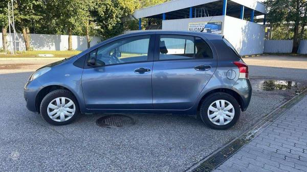 Toyota Yaris 2010 Marijampole vietnē Pelēks Toyota Yaris 2010 Marijampole, ar dzinēja tilpumu 1.00 L un nobraukumu 180 tūkst. km par 2650 €, foto 10 vietnē AUTOMOTO.COM.LV