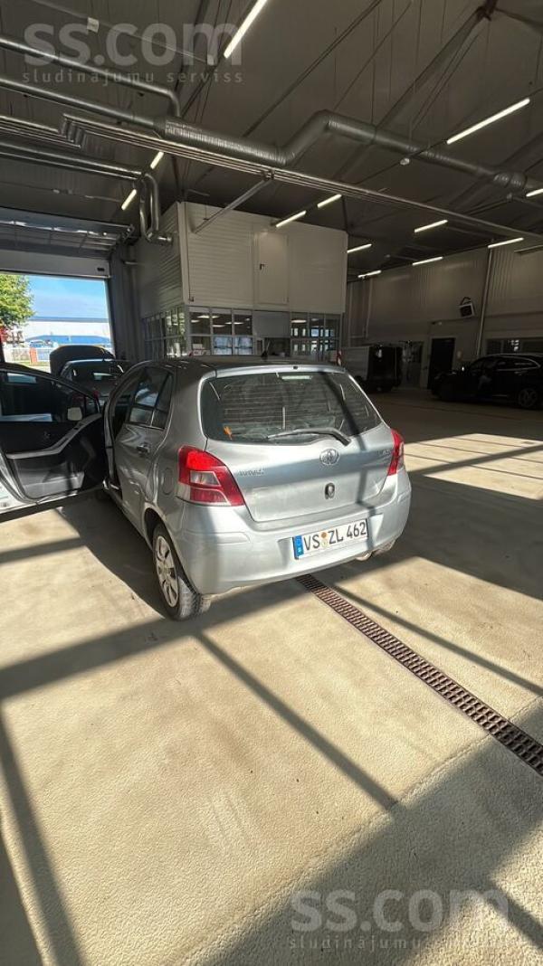 Pelēks Toyota Yaris 2010 Rīga, ar dzinēja tilpumu 1.00 L un nobraukumu 293 tūkst. km par 2500 €, foto 2 vietnē AUTOMOTO.COM.LV