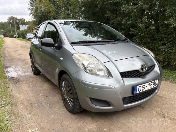 Pelēks Toyota Yaris 2010 Rīga, ar dzinēja tilpumu 1.00 L un nobraukumu 293 tūkst. km par 2500 €, foto 4 vietnē AUTOMOTO.COM.LV