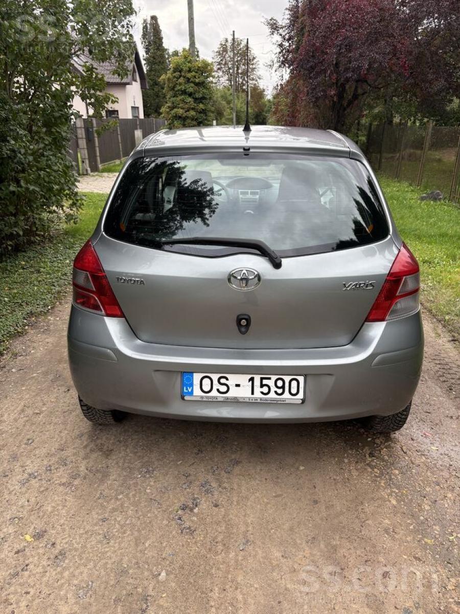 Pelēks Toyota Yaris 2010 Rīga, ar dzinēja tilpumu 1.00 L un nobraukumu 293 tūkst. km par 2500 €, foto 10 vietnē AUTOMOTO.COM.LV