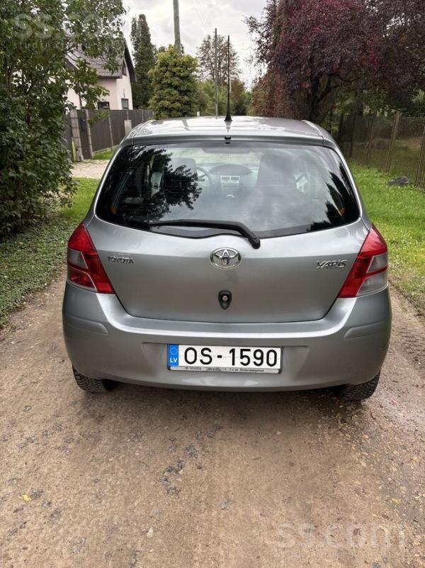 Pelēks Toyota Yaris 2010 Rīga, ar dzinēja tilpumu 1.00 L un nobraukumu 293 tūkst. km par 2500 €, foto 11 vietnē AUTOMOTO.COM.LV