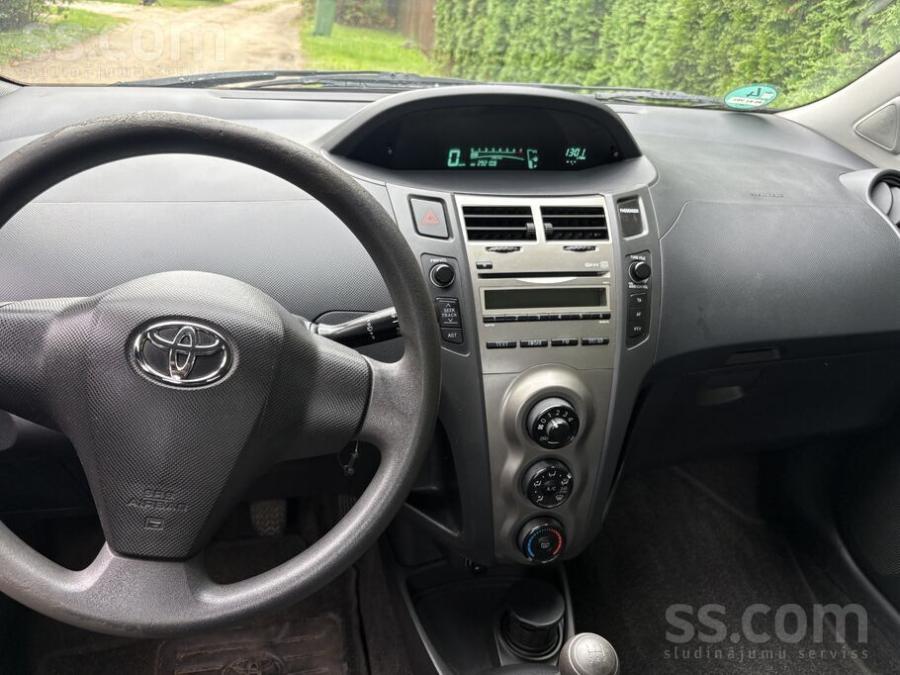 Pelēks Toyota Yaris 2010 Rīga, ar dzinēja tilpumu 1.00 L un nobraukumu 293 tūkst. km par 2500 €, foto 16 vietnē AUTOMOTO.COM.LV