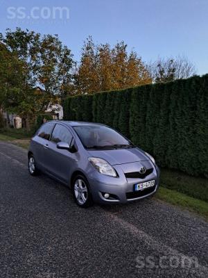 Pelēks Toyota Yaris 2010 Kuldīga, ar dzinēja tilpumu 1.40 L un nobraukumu 310 tūkst. km par 1500 €, foto  vietnē AUTOMOTO.COM.LV