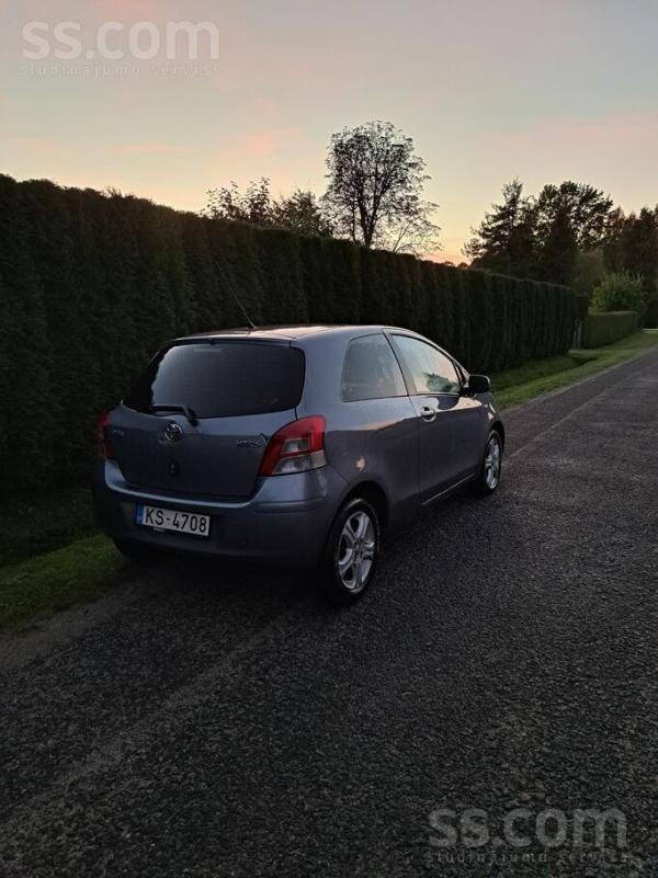 Pelēks Toyota Yaris 2010 Kuldīga, ar dzinēja tilpumu 1.40 L un nobraukumu 310 tūkst. km par 1500 €, foto 3 vietnē AUTOMOTO.COM.LV