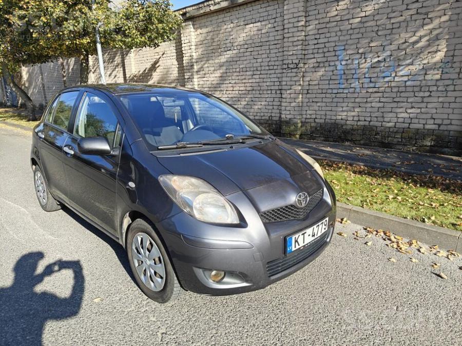 Pelēks Toyota Yaris 2010 Rīga, ar dzinēja tilpumu 1.40 L un nobraukumu 370 tūkst. km par 2200 €, foto 1 vietnē AUTOMOTO.COM.LV