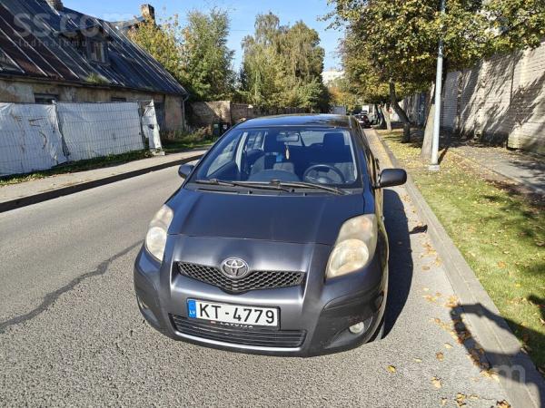 Pelēks Toyota Yaris 2010 Rīga, ar dzinēja tilpumu 1.40 L un nobraukumu 370 tūkst. km par 2200 €, foto 3 vietnē AUTOMOTO.COM.LV