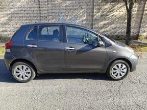 Pelēks Toyota Yaris 2010 Rīga, ar dzinēja tilpumu 1.40 L un nobraukumu 370 tūkst. km par 2200 €, foto 5 vietnē AUTOMOTO.COM.LV