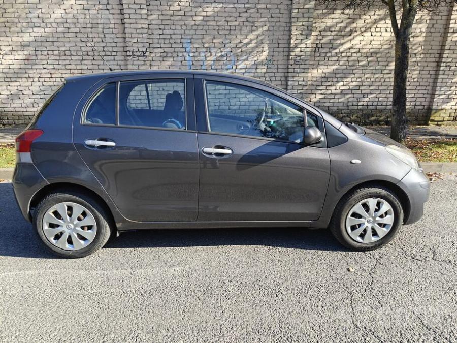 Pelēks Toyota Yaris 2010 Rīga, ar dzinēja tilpumu 1.40 L un nobraukumu 370 tūkst. km par 2200 €, foto 5 vietnē AUTOMOTO.COM.LV