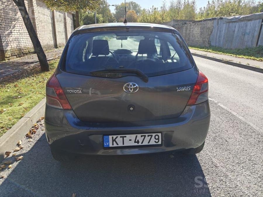 Pelēks Toyota Yaris 2010 Rīga, ar dzinēja tilpumu 1.40 L un nobraukumu 370 tūkst. km par 2200 €, foto 8 vietnē AUTOMOTO.COM.LV