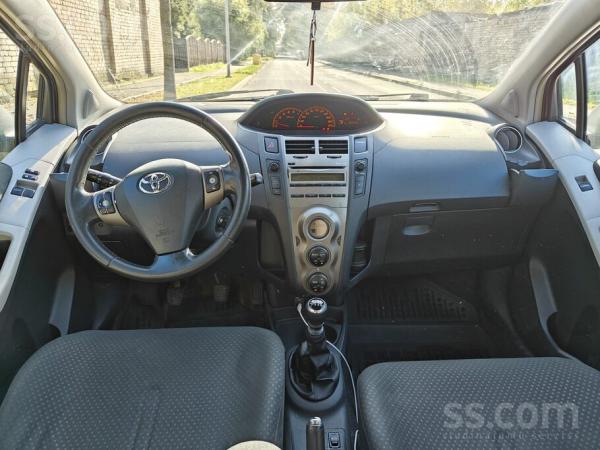 Pelēks Toyota Yaris 2010 Rīga, ar dzinēja tilpumu 1.40 L un nobraukumu 370 tūkst. km par 2200 €, foto 9 vietnē AUTOMOTO.COM.LV