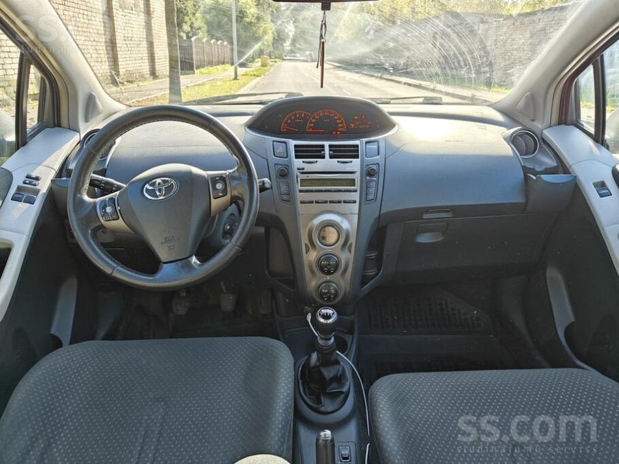 Pelēks Toyota Yaris 2010 Rīga, ar dzinēja tilpumu 1.40 L un nobraukumu 370 tūkst. km par 2200 €, foto 9 vietnē AUTOMOTO.COM.LV