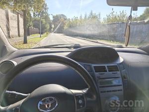 Pelēks Toyota Yaris 2010 Rīga, ar dzinēja tilpumu 1.40 L un nobraukumu 370 tūkst. km par 2200 €, foto 12 vietnē AUTOMOTO.COM.LV