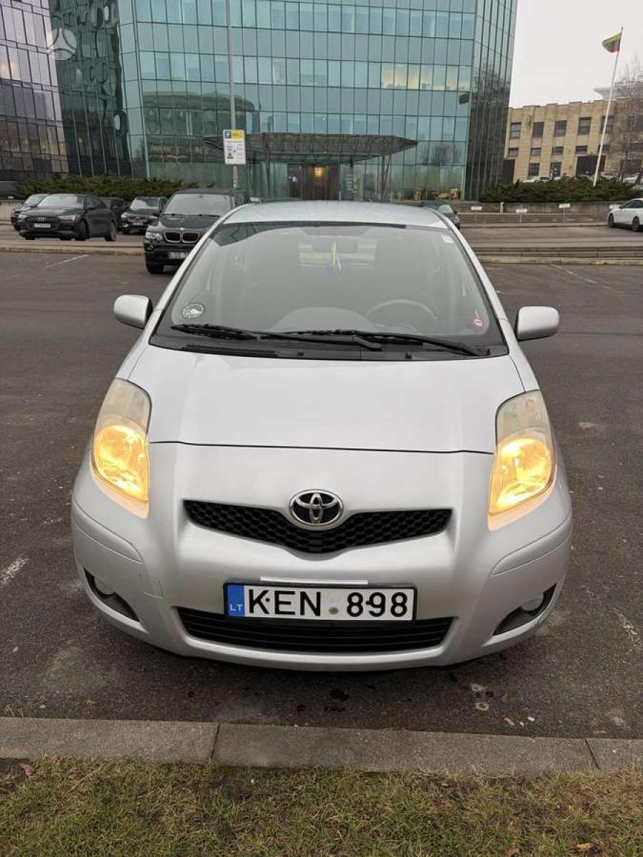 Pelēks Toyota Yaris 2011 Viļņa, ar dzinēja tilpumu 1.30 L un nobraukumu 181 tūkst. km par 2300 €, foto 1 vietnē AUTOMOTO.COM.LV