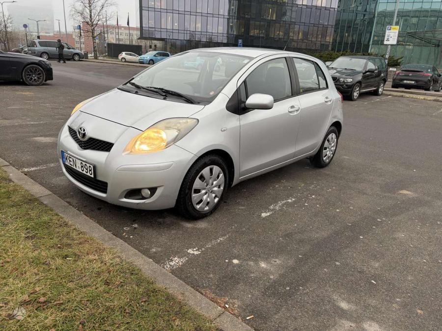 Pelēks Toyota Yaris 2011 Viļņa, ar dzinēja tilpumu 1.30 L un nobraukumu 181 tūkst. km par 2300 €, foto 2 vietnē AUTOMOTO.COM.LV
