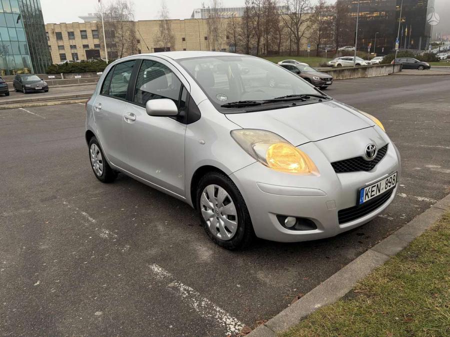 Pelēks Toyota Yaris 2011 Viļņa, ar dzinēja tilpumu 1.30 L un nobraukumu 181 tūkst. km par 2300 €, foto 3 vietnē AUTOMOTO.COM.LV