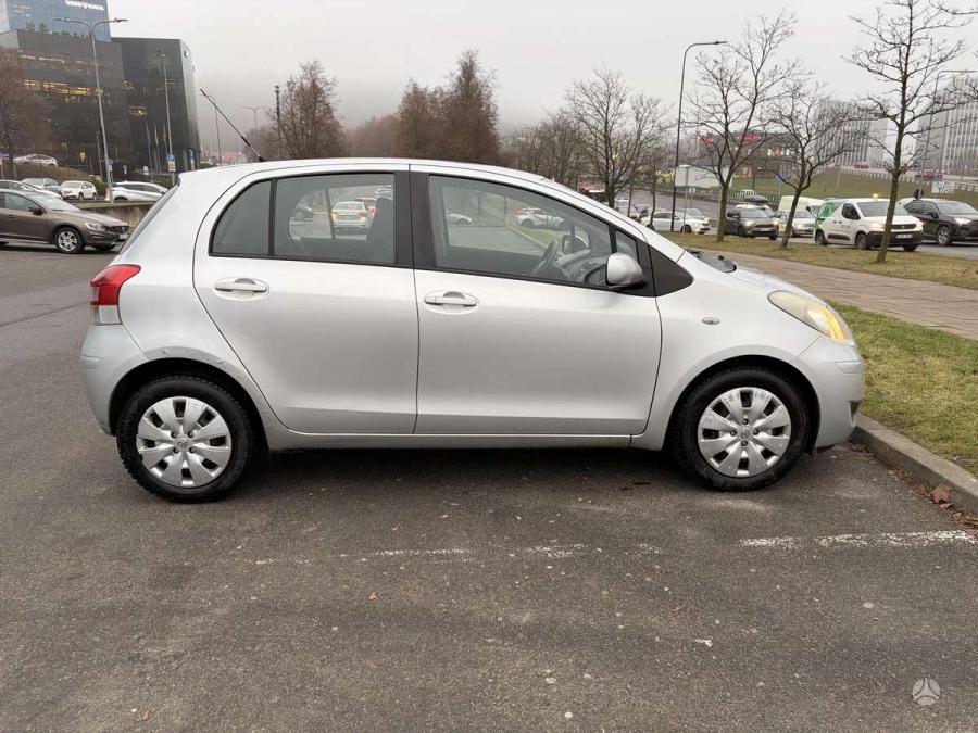 Pelēks Toyota Yaris 2011 Viļņa, ar dzinēja tilpumu 1.30 L un nobraukumu 181 tūkst. km par 2300 €, foto 4 vietnē AUTOMOTO.COM.LV