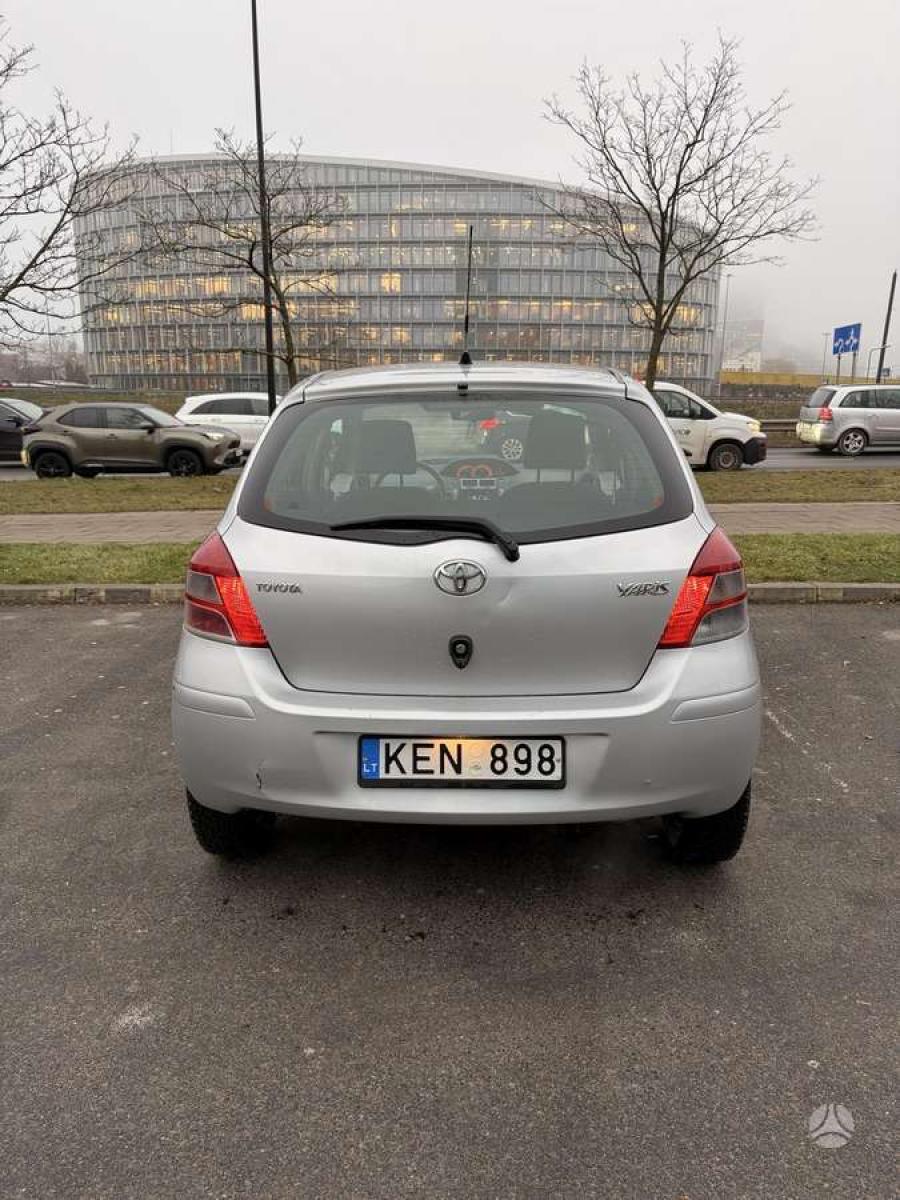 Pelēks Toyota Yaris 2011 Viļņa, ar dzinēja tilpumu 1.30 L un nobraukumu 181 tūkst. km par 2300 €, foto 6 vietnē AUTOMOTO.COM.LV