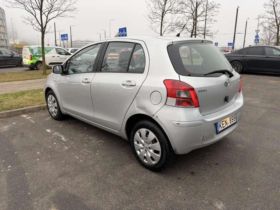 Pelēks Toyota Yaris 2011 Viļņa, ar dzinēja tilpumu 1.30 L un nobraukumu 181 tūkst. km par 2300 €, foto 7 vietnē AUTOMOTO.COM.LV