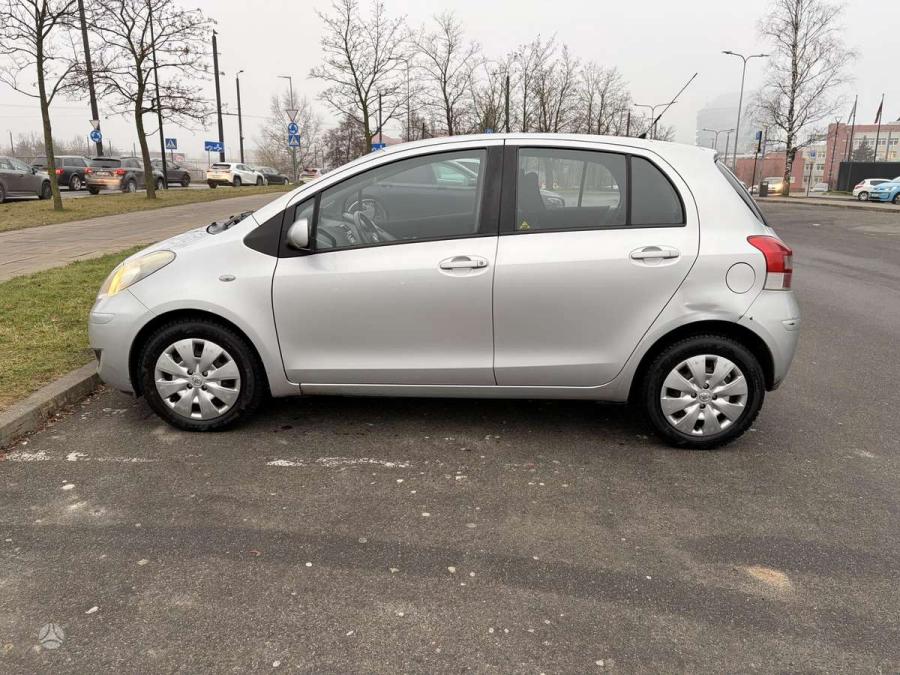 Pelēks Toyota Yaris 2011 Viļņa, ar dzinēja tilpumu 1.30 L un nobraukumu 181 tūkst. km par 2300 €, foto 9 vietnē AUTOMOTO.COM.LV