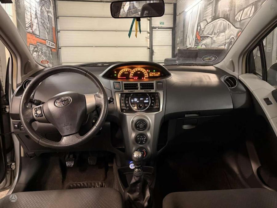 Pelēks Toyota Yaris 2011 Viļņa, ar dzinēja tilpumu 1.30 L un nobraukumu 181 tūkst. km par 2300 €, foto 14 vietnē AUTOMOTO.COM.LV
