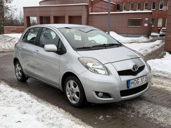 Pelēks Toyota Yaris 2011 Viļņa, ar dzinēja tilpumu 1.33 L un nobraukumu 97 tūkst. km par 2400 €, foto 1 vietnē AUTOMOTO.COM.LV