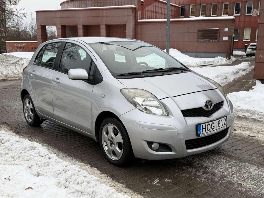 Grey Toyota Yaris 2011 in Vilnius, with an engine capacity of 1.33 L and mileage of 97 thousand km for 2400 €, photo 1 on AUTOMOTO.COM.LV