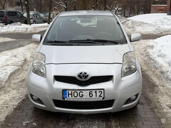 Pelēks Toyota Yaris 2011 Viļņa, ar dzinēja tilpumu 1.33 L un nobraukumu 97 tūkst. km par 2400 €, foto 2 vietnē AUTOMOTO.COM.LV