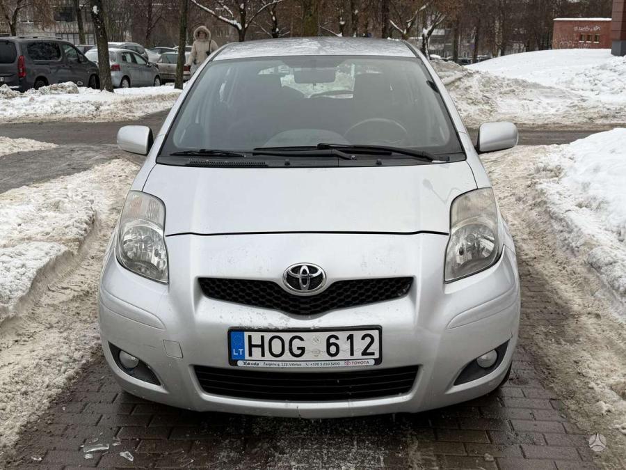Grey Toyota Yaris 2011 in Vilnius, with an engine capacity of 1.33 L and mileage of 97 thousand km for 2400 €, photo 2 on AUTOMOTO.COM.LV