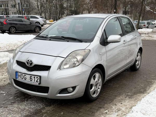 Pelēks Toyota Yaris 2011 Viļņa, ar dzinēja tilpumu 1.33 L un nobraukumu 97 tūkst. km par 2400 €, foto 3 vietnē AUTOMOTO.COM.LV