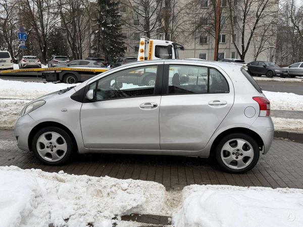 Pelēks Toyota Yaris 2011 Viļņa, ar dzinēja tilpumu 1.33 L un nobraukumu 97 tūkst. km par 2400 €, foto 4 vietnē AUTOMOTO.COM.LV