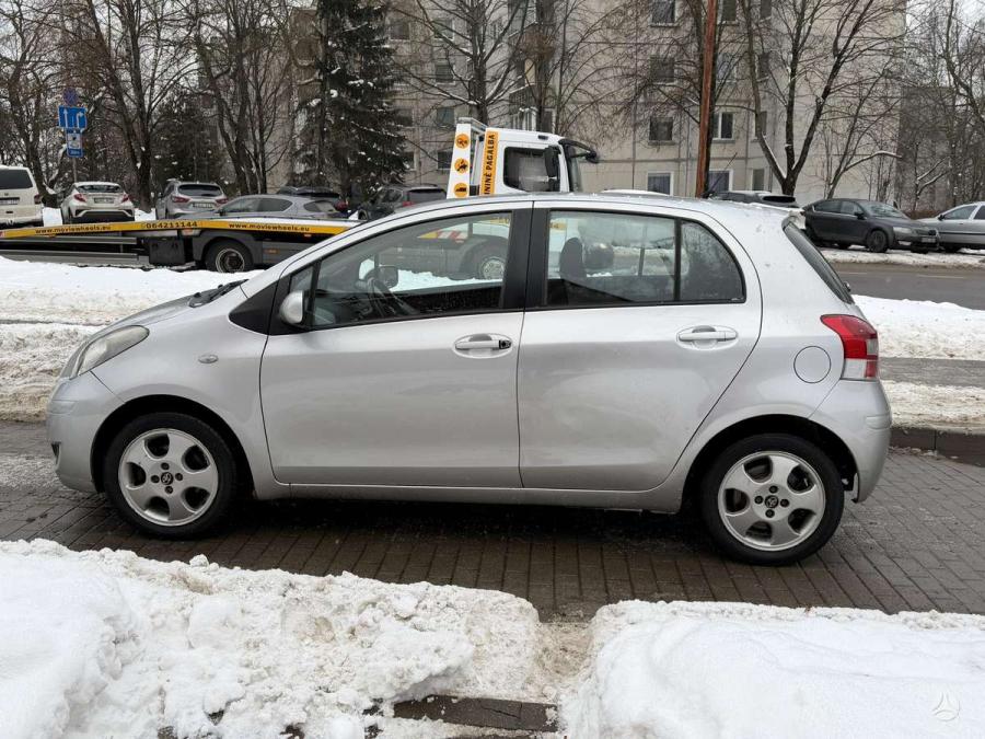 Grey Toyota Yaris 2011 in Vilnius, with an engine capacity of 1.33 L and mileage of 97 thousand km for 2400 €, photo 4 on AUTOMOTO.COM.LV